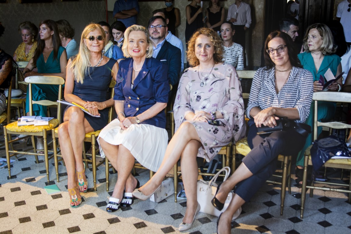 druga od lewej ambasador anna maria anders (Średni) | Gazzetta Italia